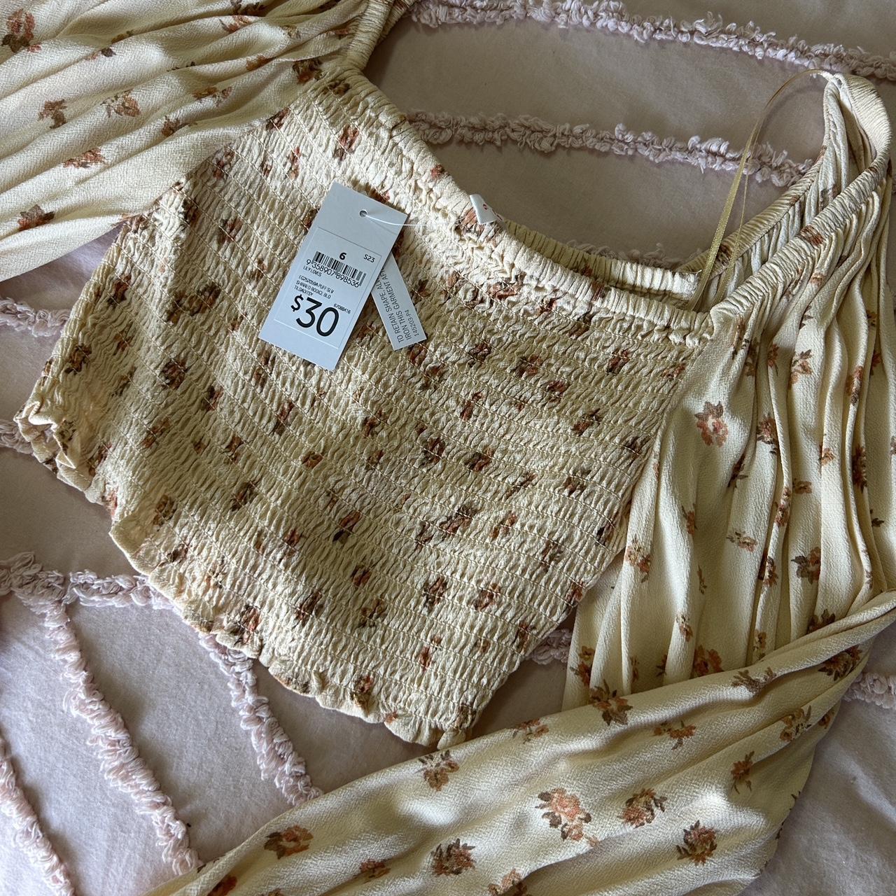 Cute Lily loves crop Size 6 - Depop