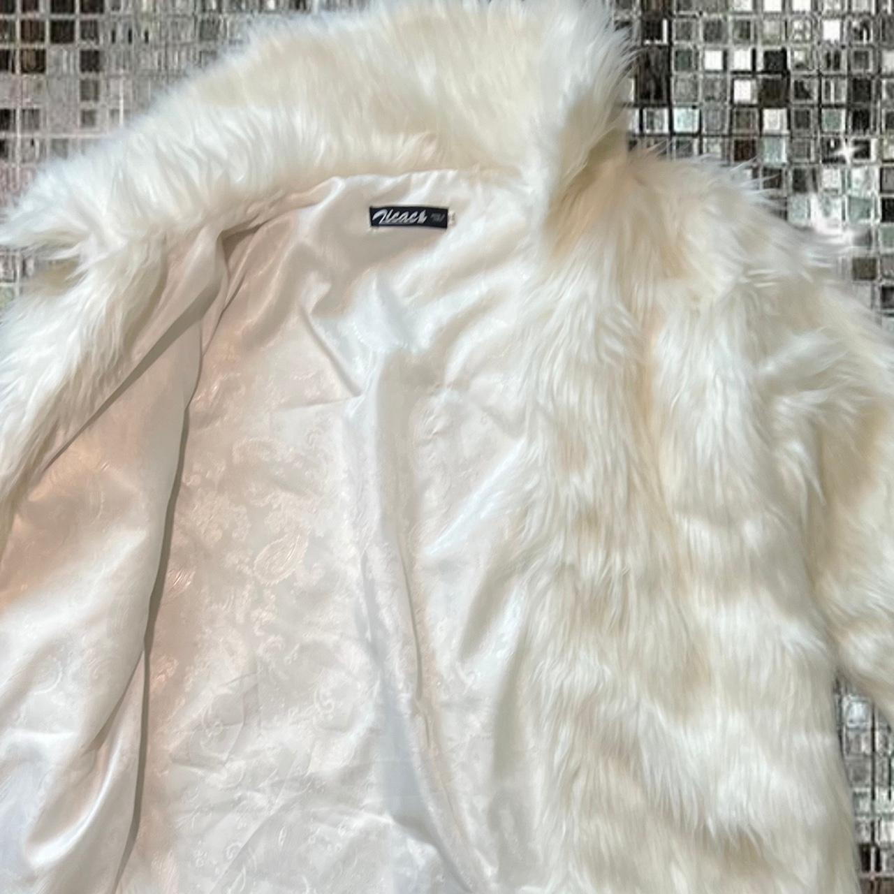 White faux fur coat with a collar. In amazing... - Depop