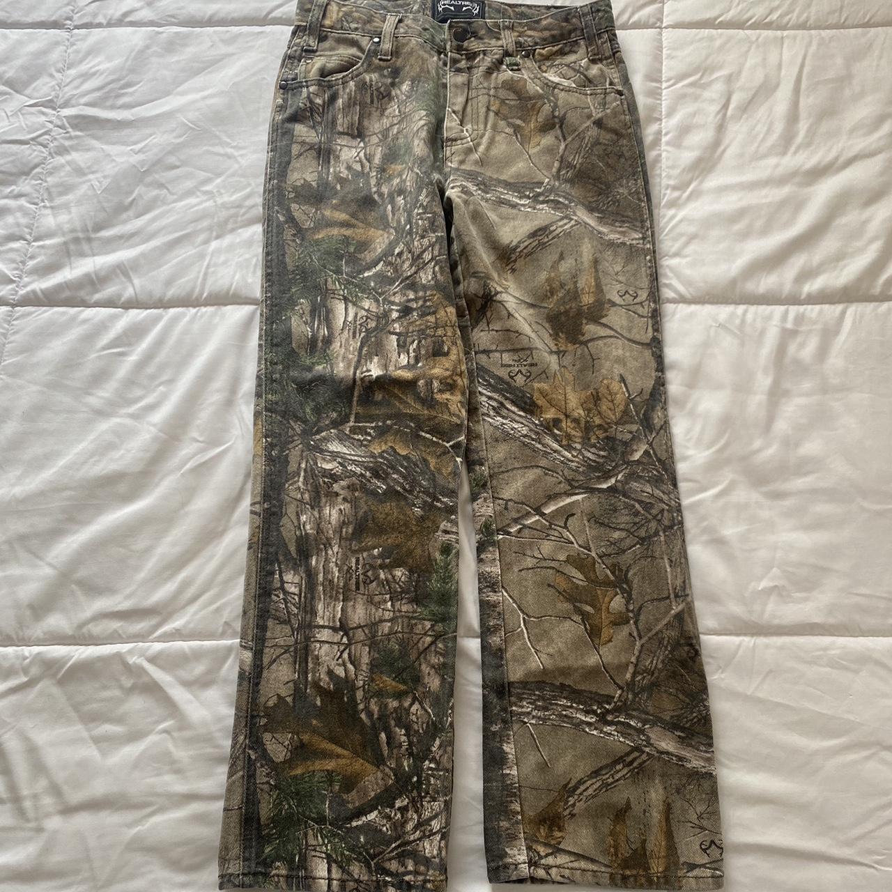 Realtree camo cargo jeans in perfect condition size... - Depop