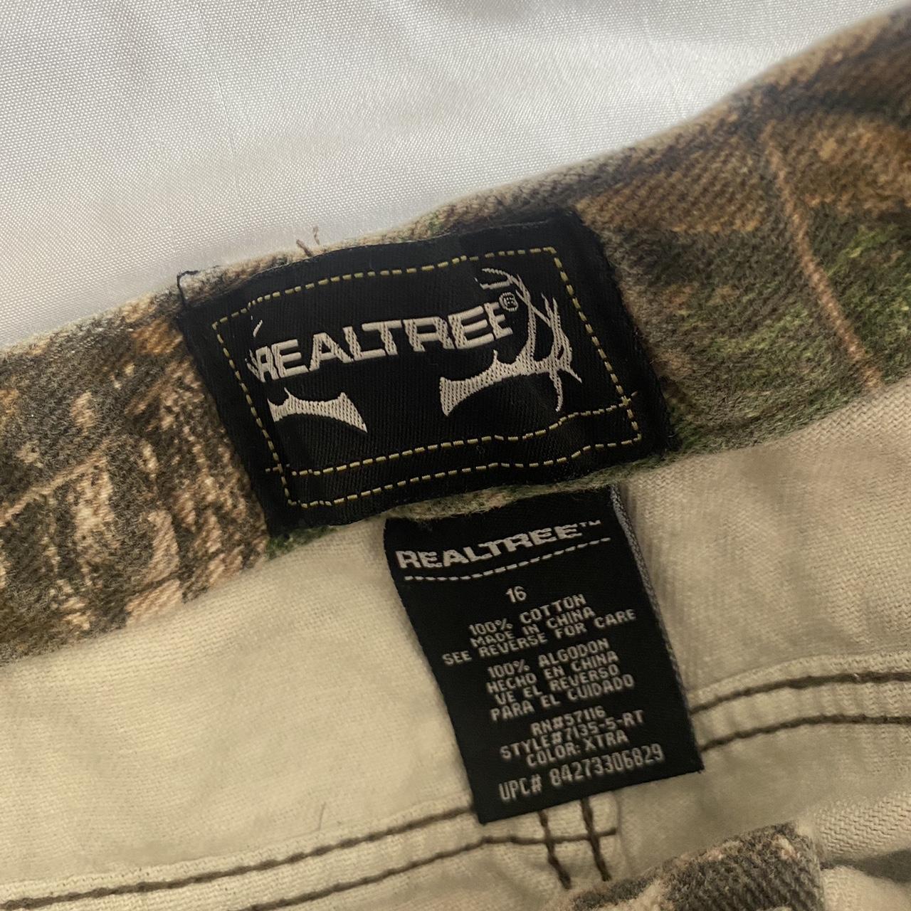 Realtree camo cargo jeans in perfect condition size... - Depop