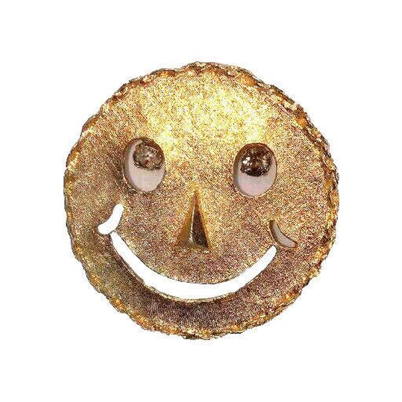 This vintage smiley face brooch/pendant is a... - Depop