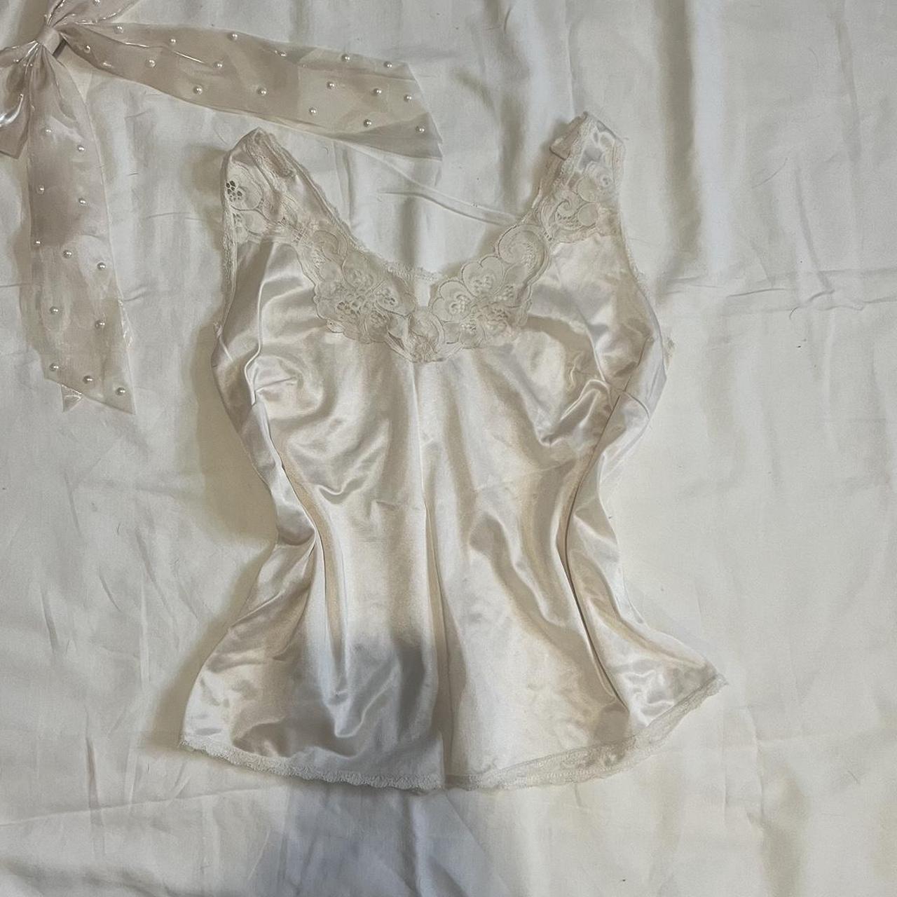 🦢gorgeous y2k cream lace/pearl colored cami top with... - Depop