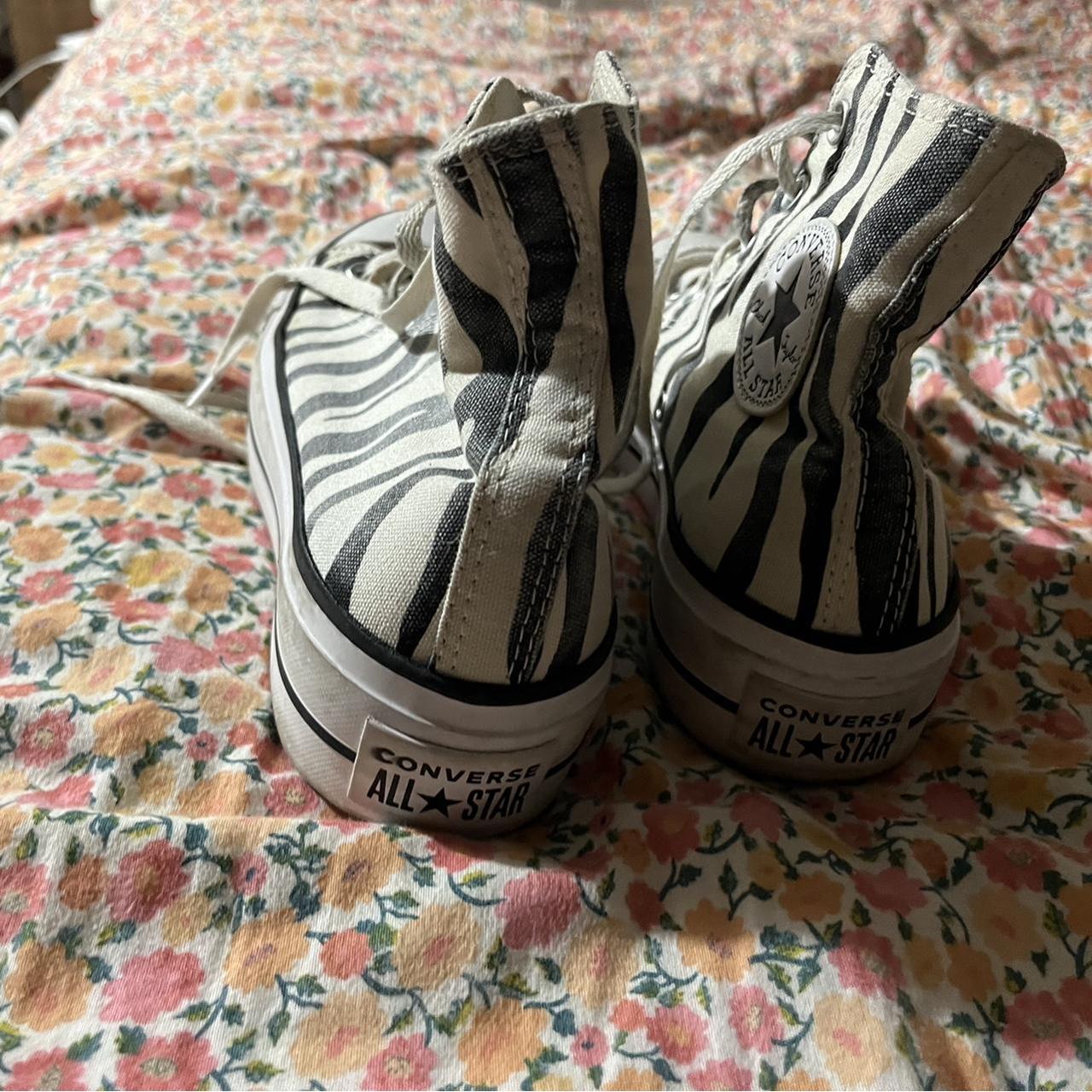 Zebra platform converse - Depop