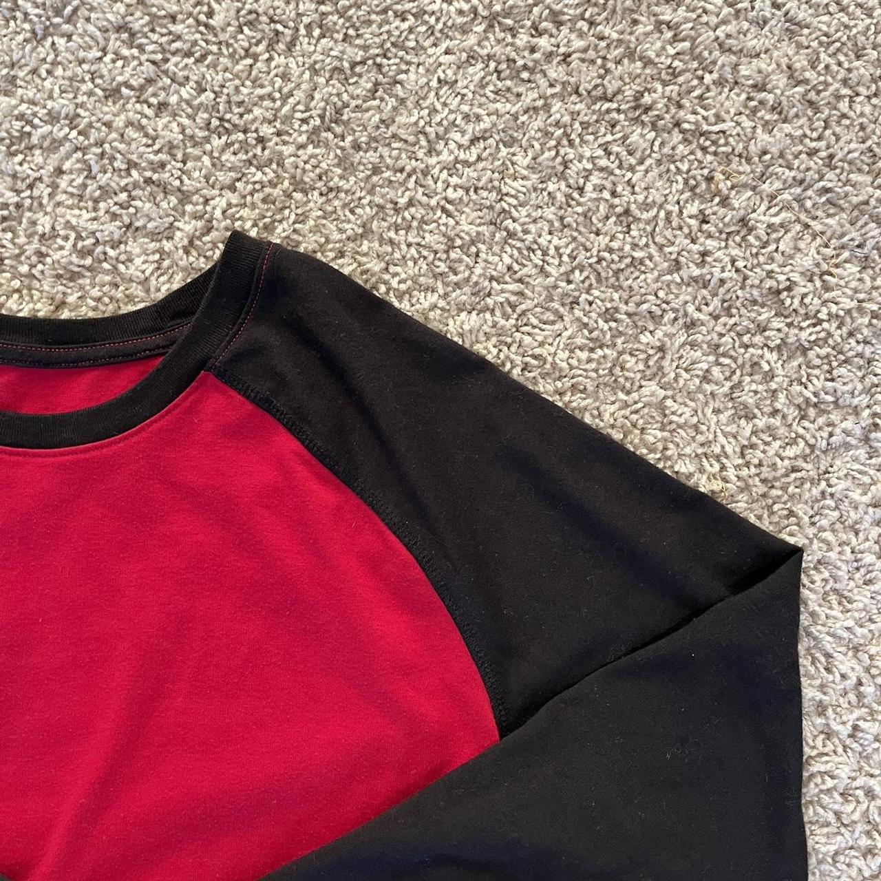cropped red and black baseball tee Men’s x-small - Depop