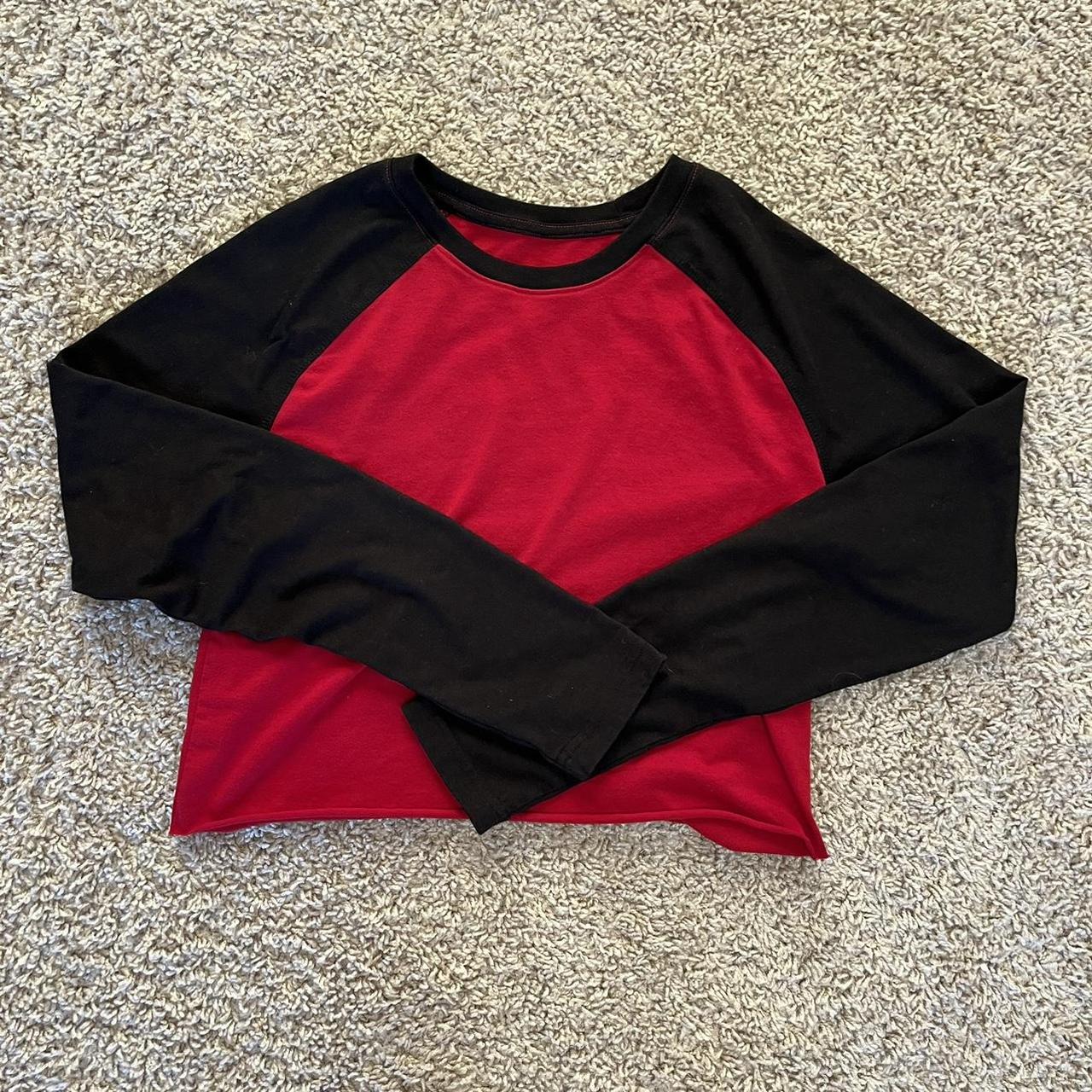 cropped red and black baseball tee Men’s x-small - Depop