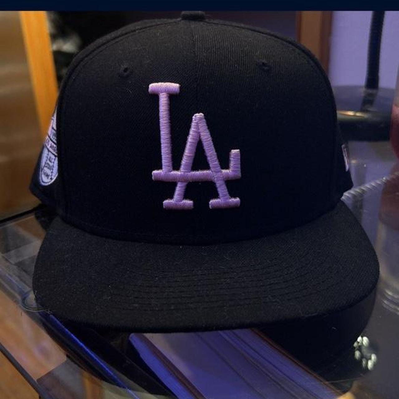 LA FITTED HAT Worn twice Pink bill 7 1/4 - Depop