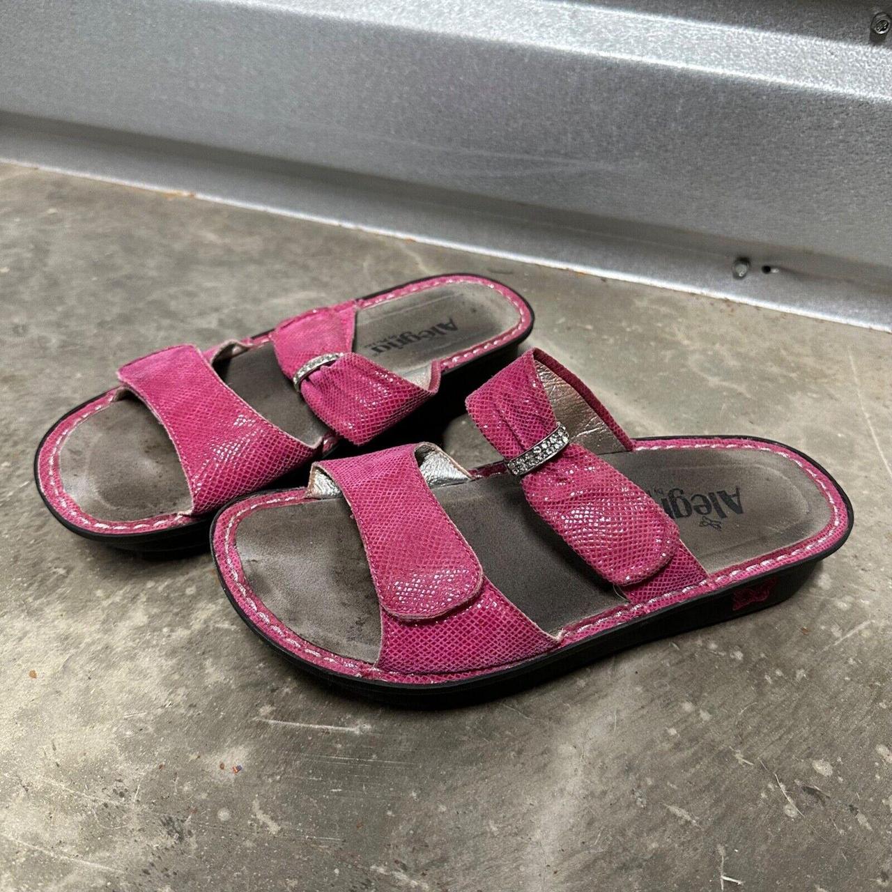 skin Women's Pink Sandals | Depop