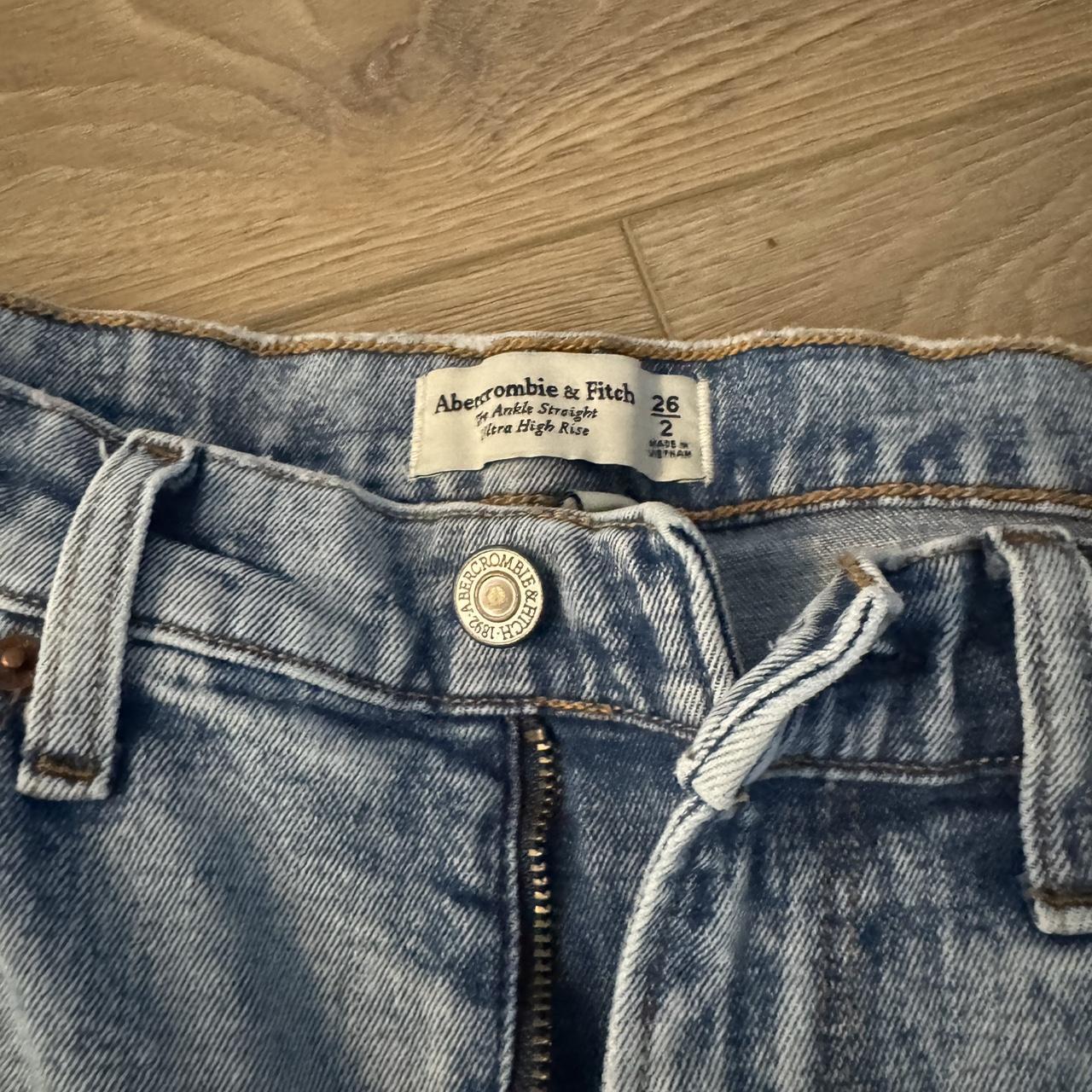 Abercrombie and fitch mom jeans fit sooooo nice | Depop