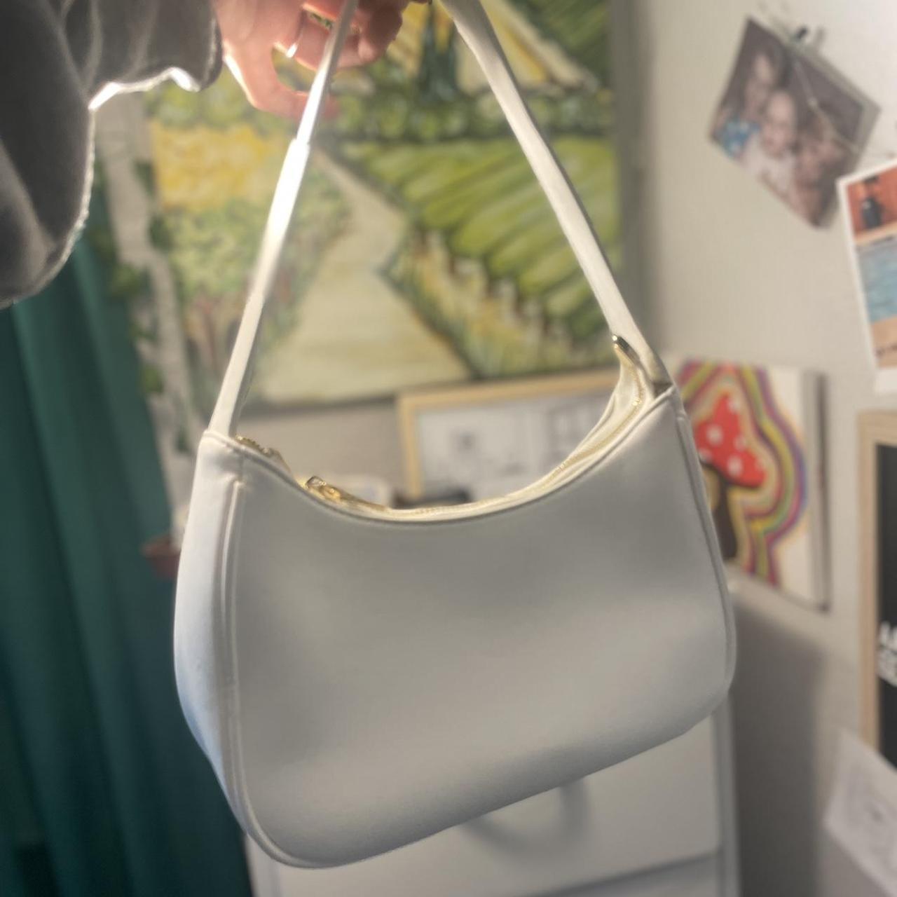 Cute and dainty purse - Depop