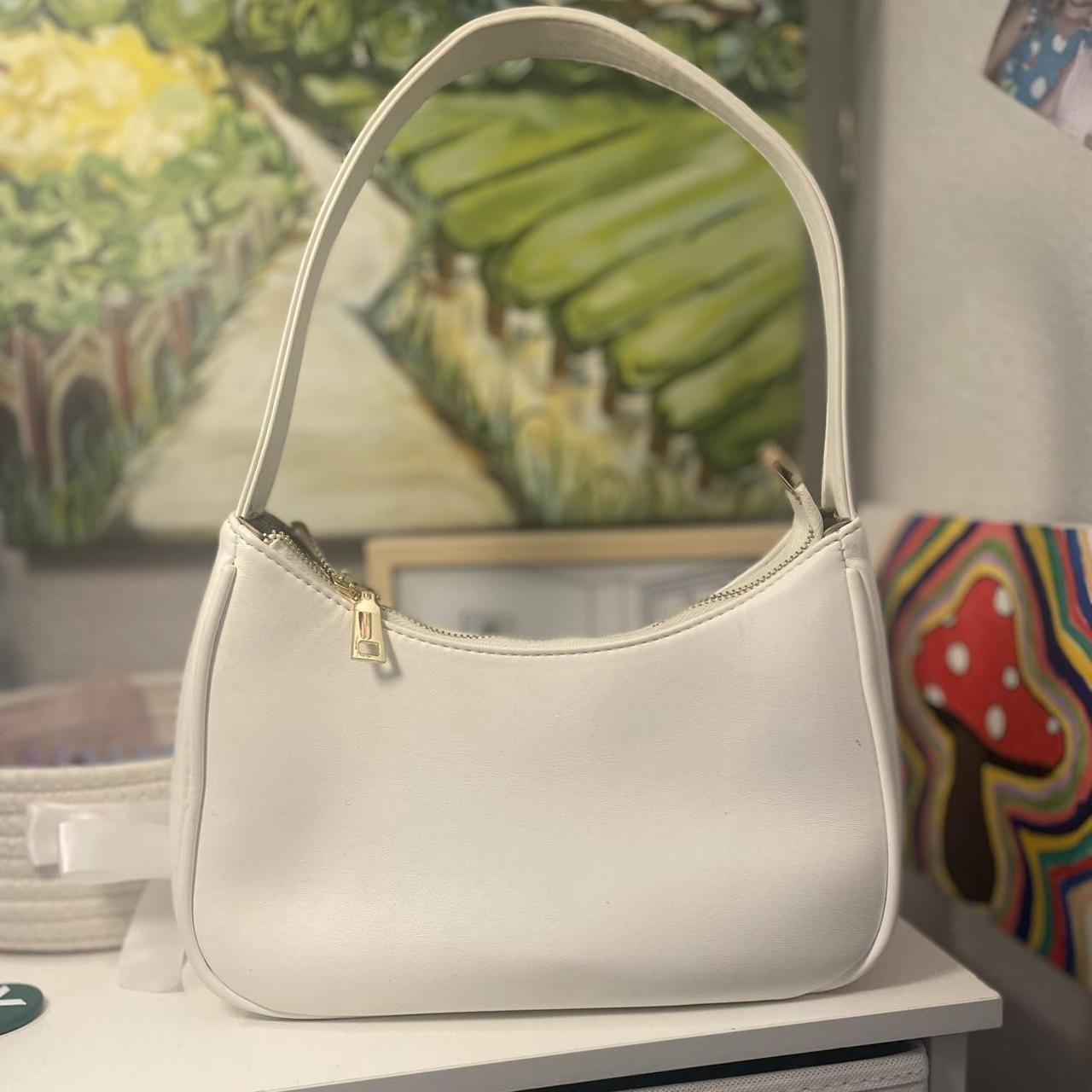 Cute and dainty purse - Depop