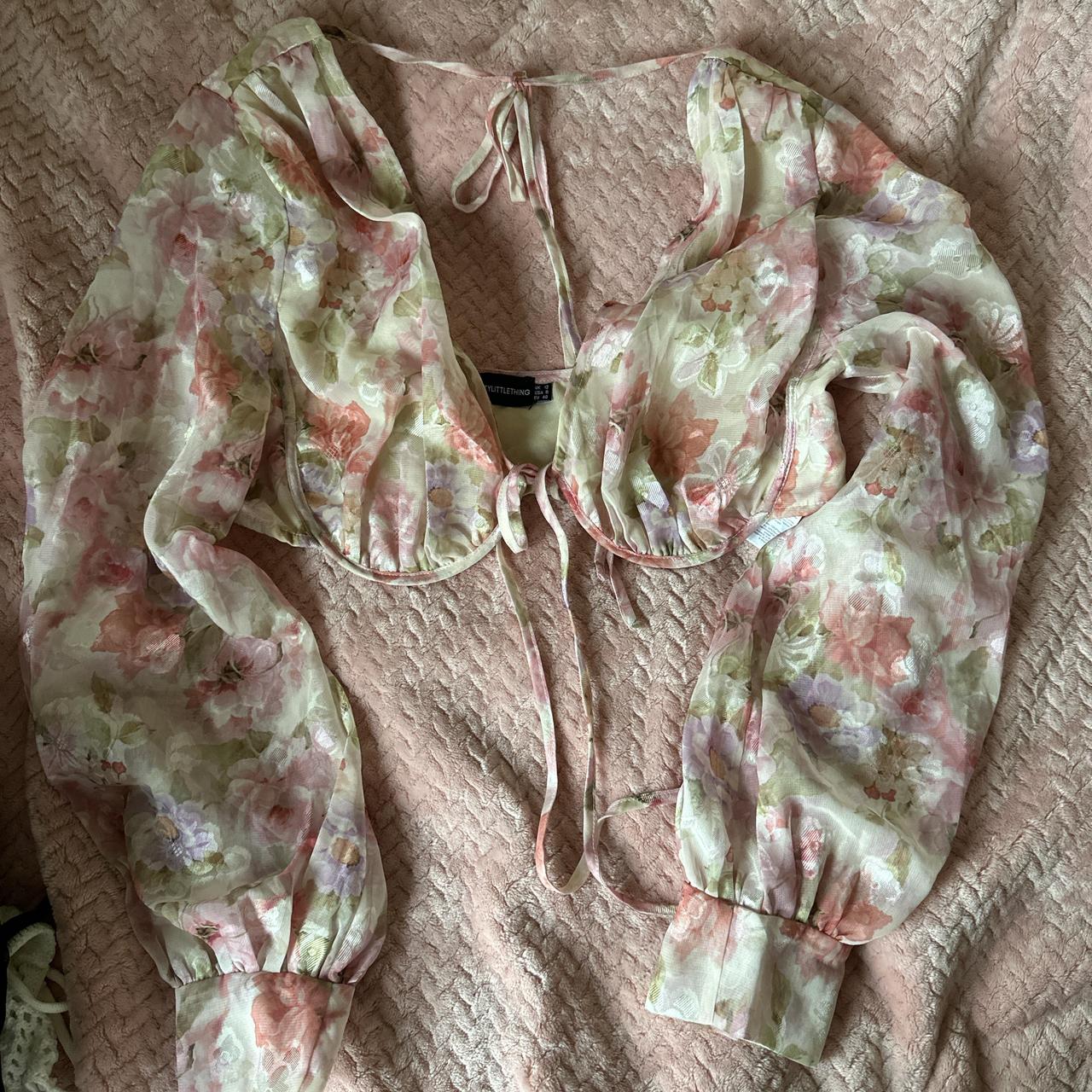 Prettylittlething top never worn - Depop
