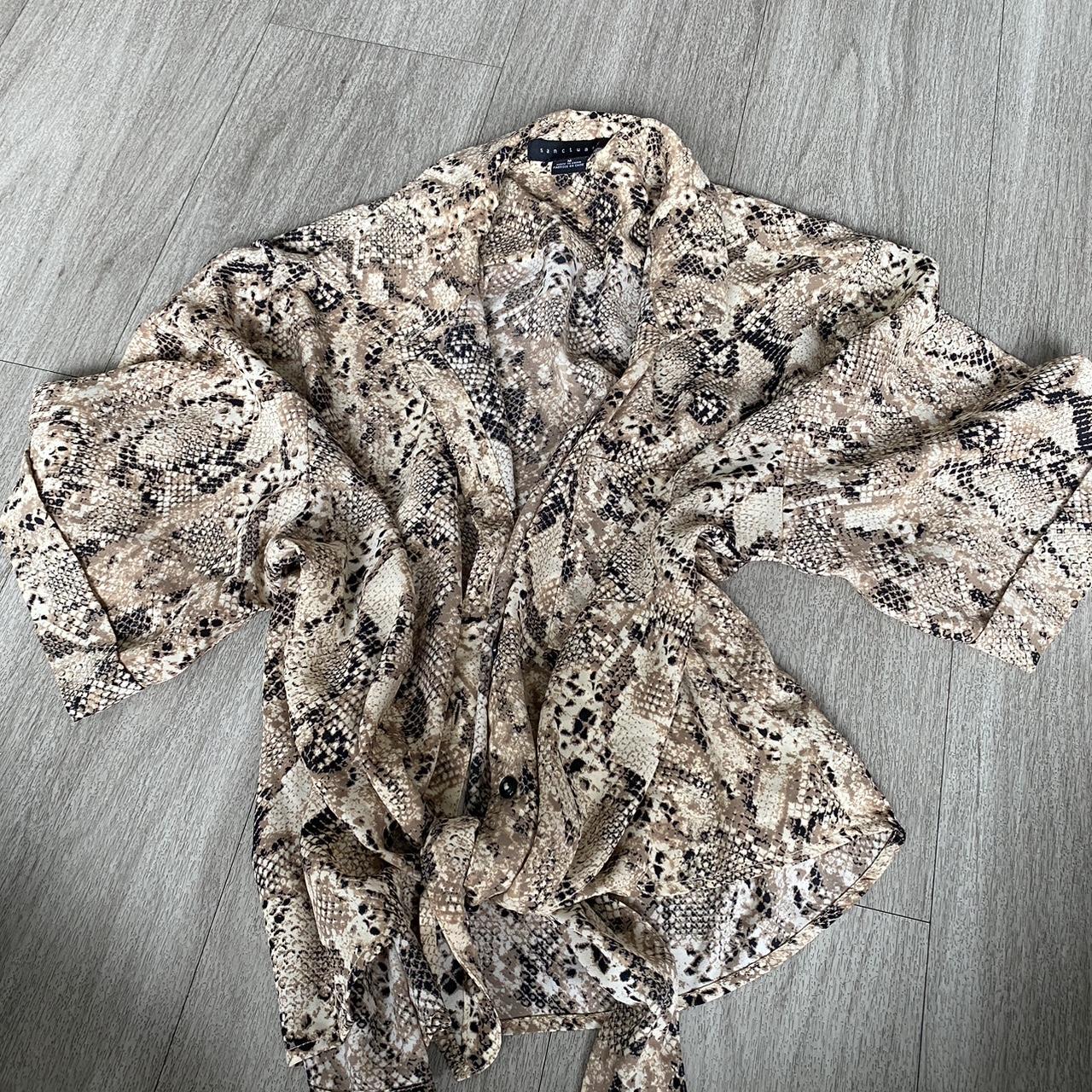 Flattering blouse with tie - Depop