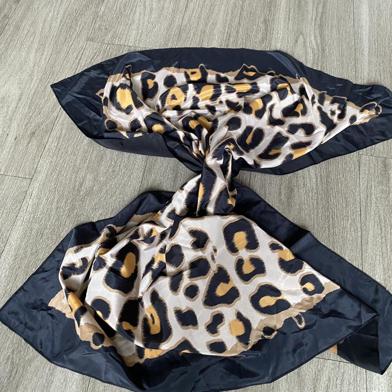 Club Monaco scarf - Depop