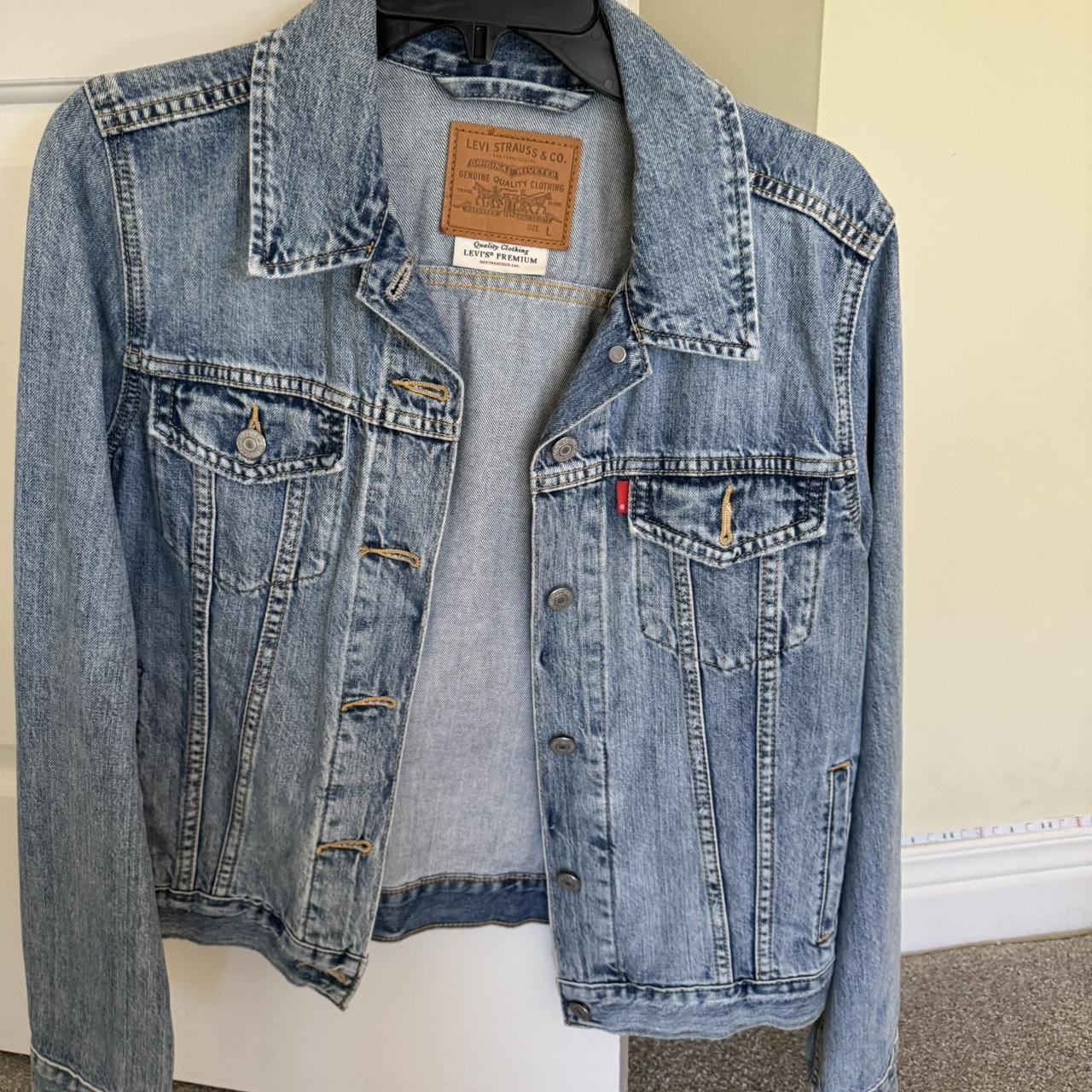 LEVI’S JEAN JACKET (Fits more like a M than L) - Depop