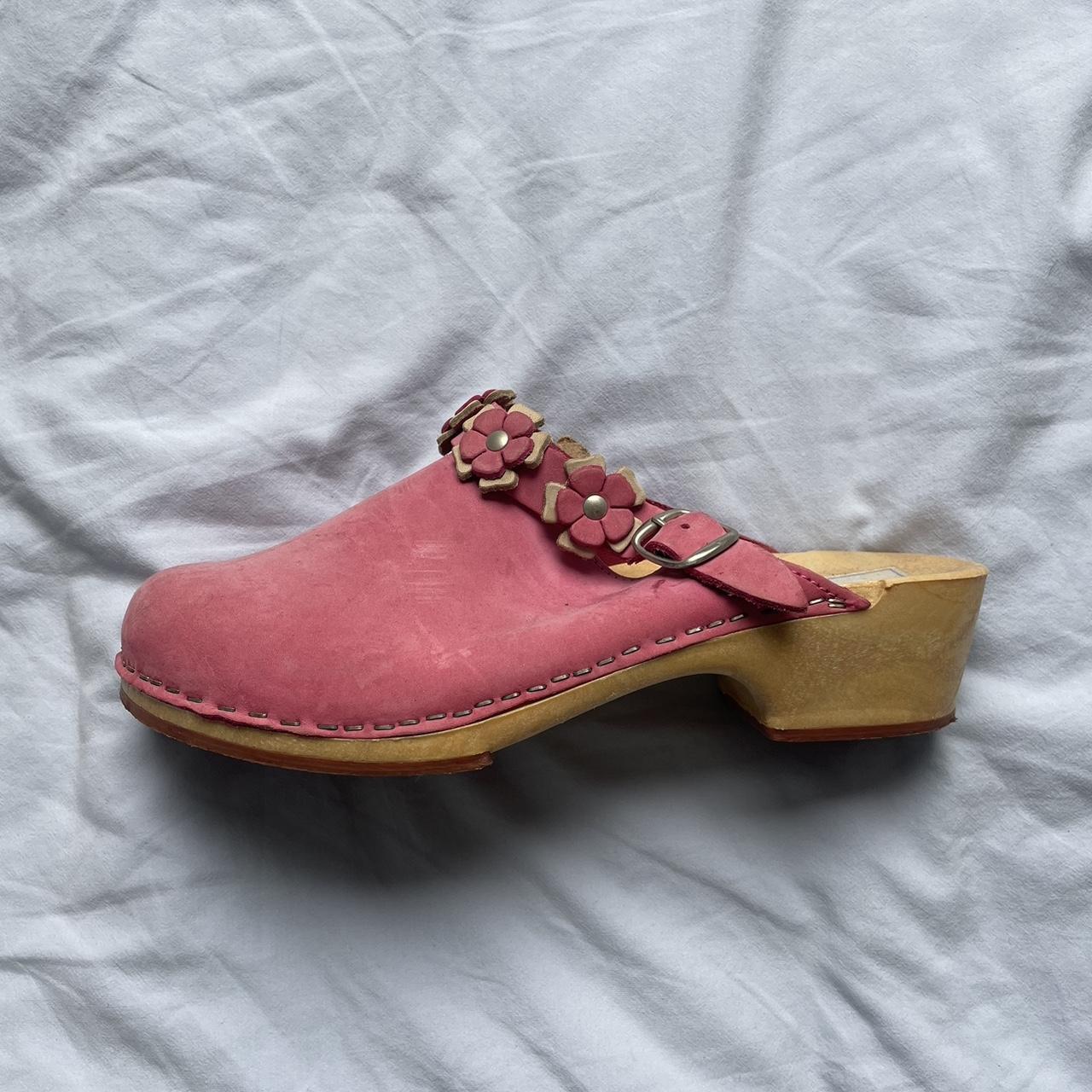 Cute vintage pink leather clogs. Love the flower... - Depop