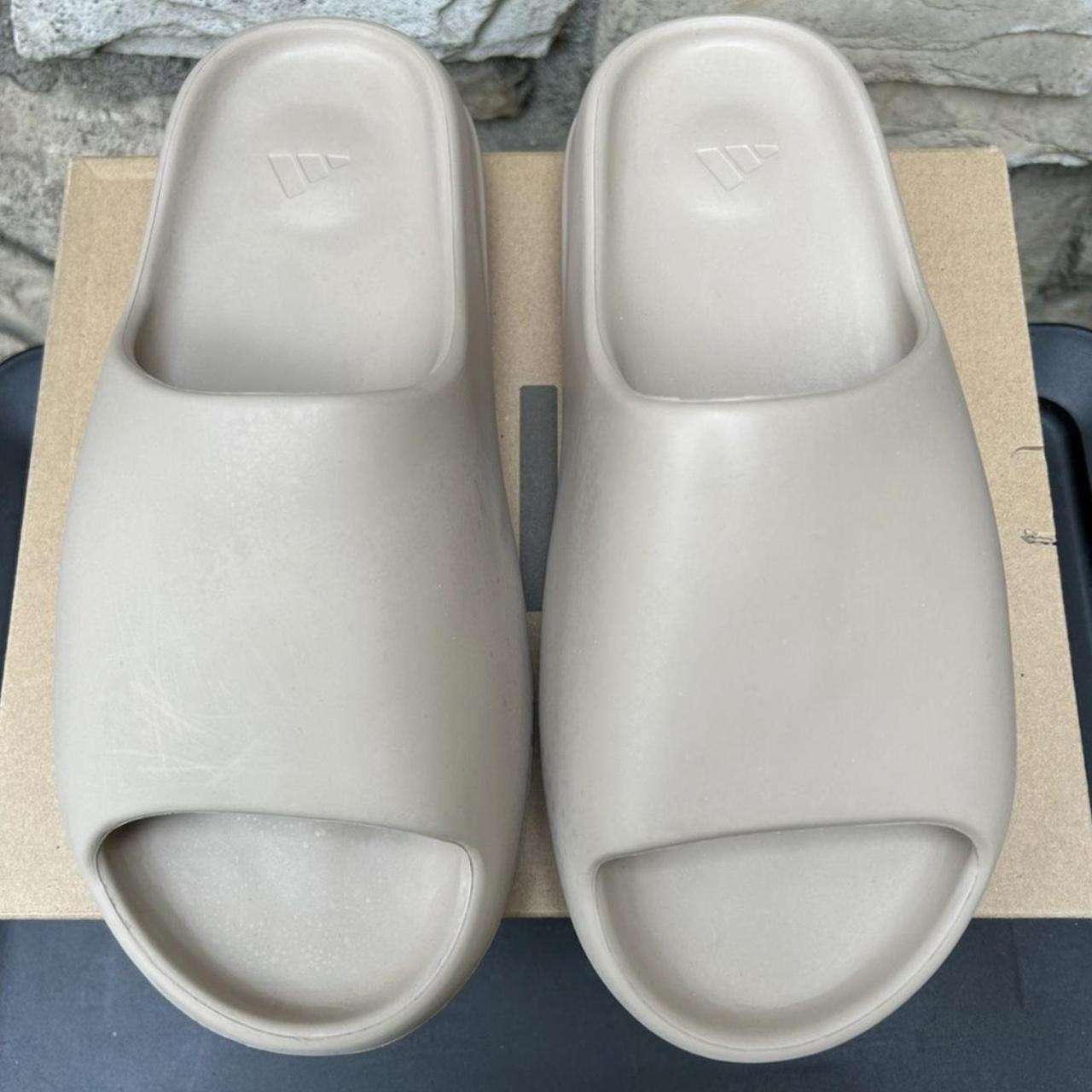 Yeezy Men's Cream Slides | Depop