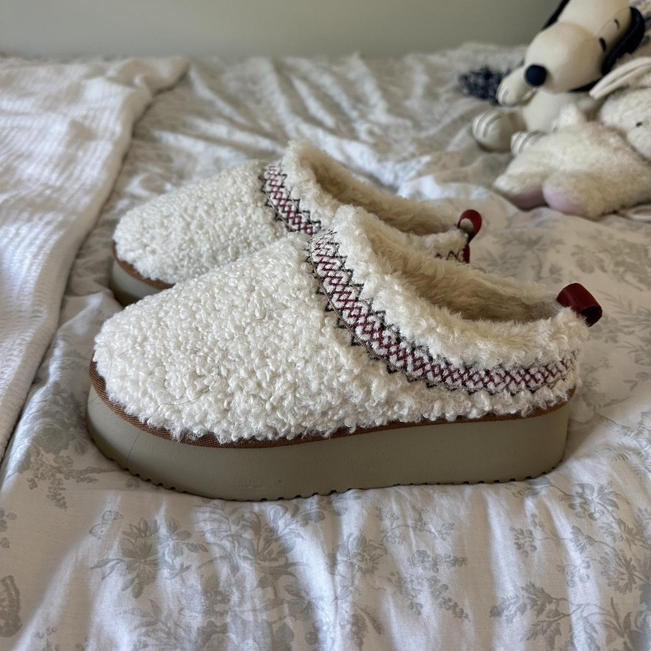 White fuzzy Ugg dupe slippers!!! Size 8.5 Never worn | Depop
