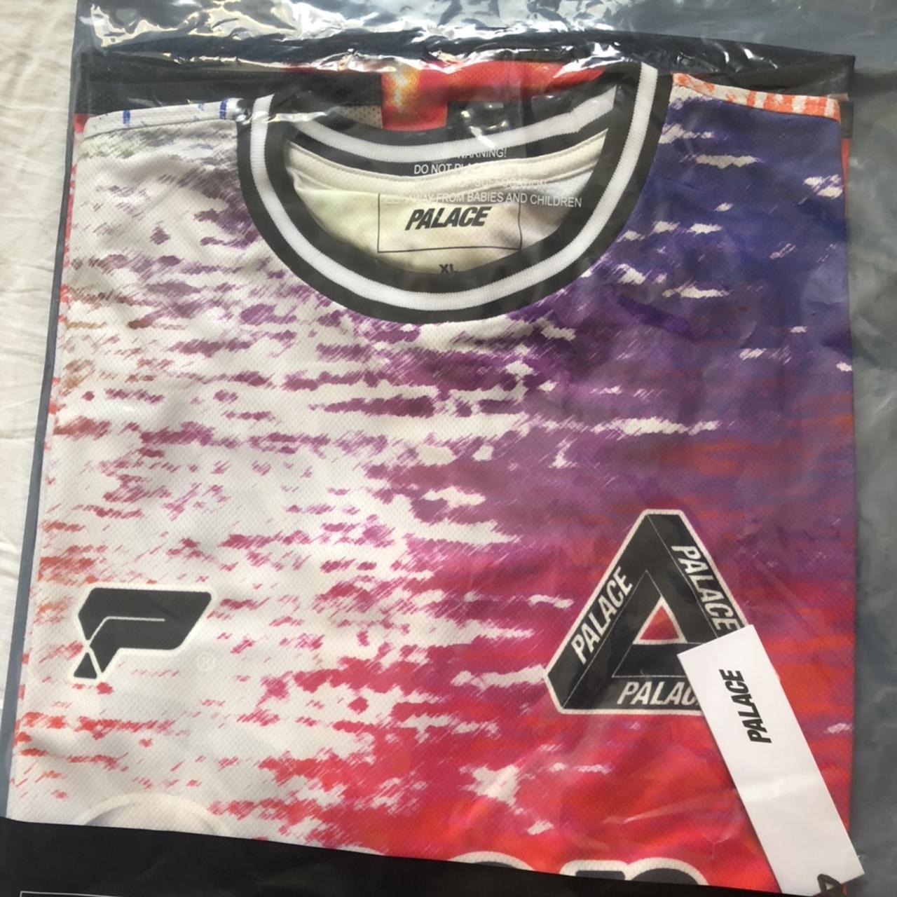 Palace Men's T-shirt | Depop