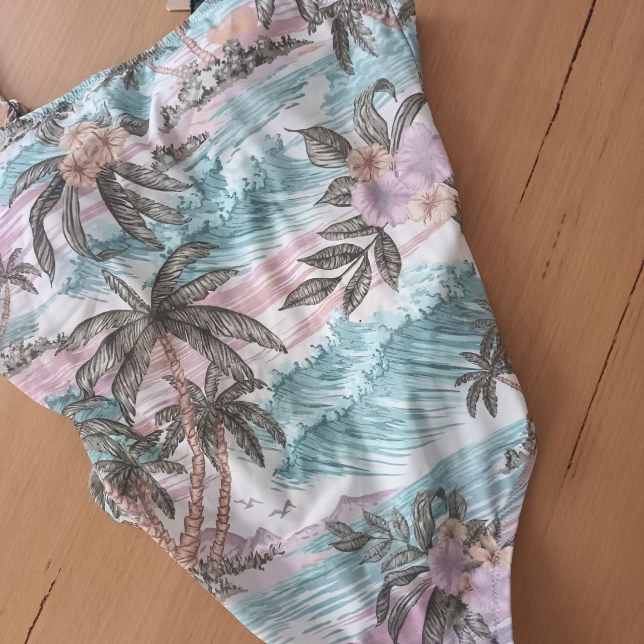 QUICKSILVER WOMEN'S ONE PIECE BATHERS! AWSOME BEACH... - Depop