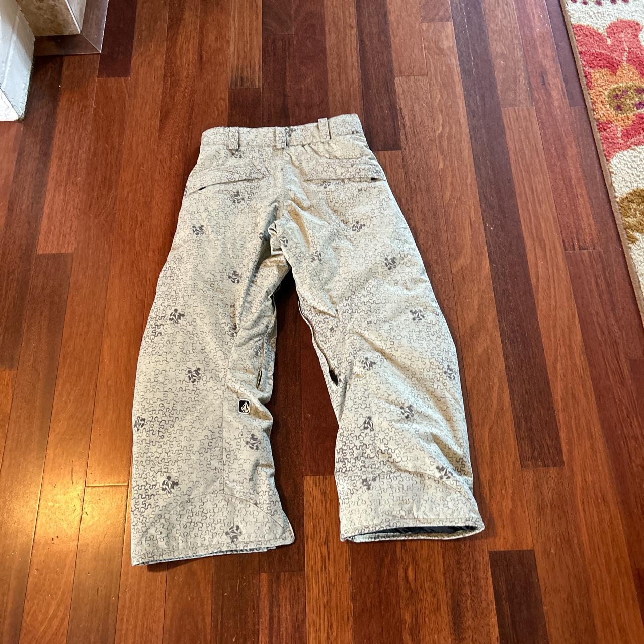 Volcom snow pants Boys L - Depop