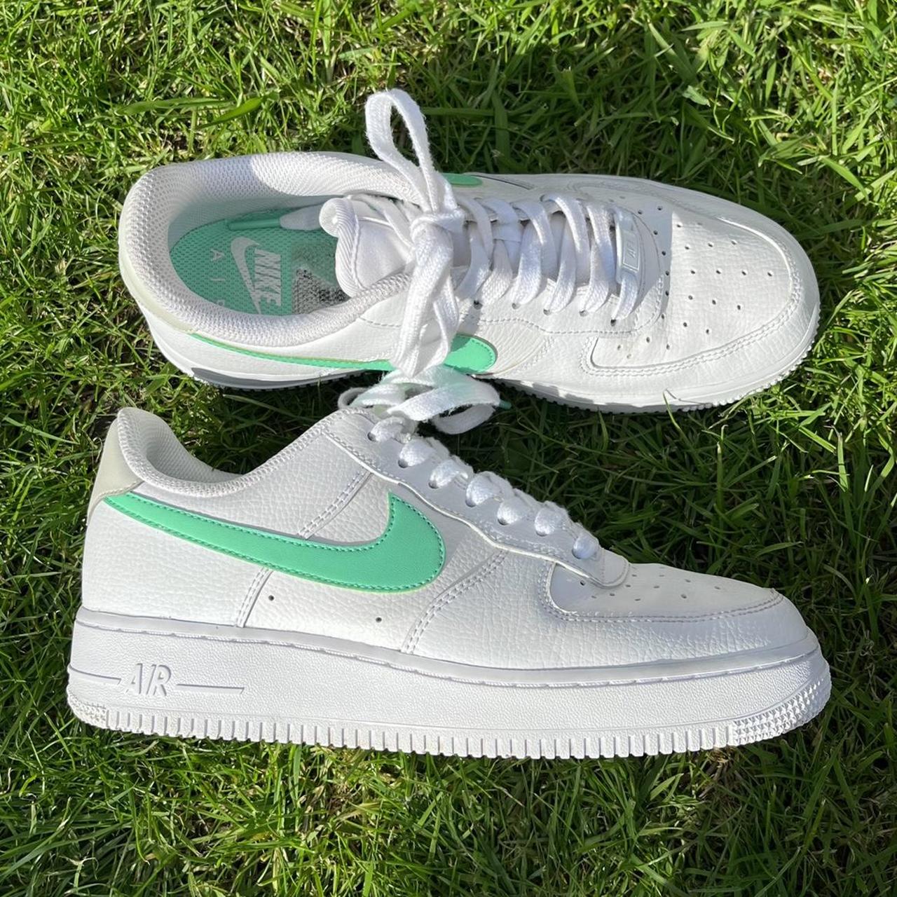 Nike Women's White and Green Trainers | Depop