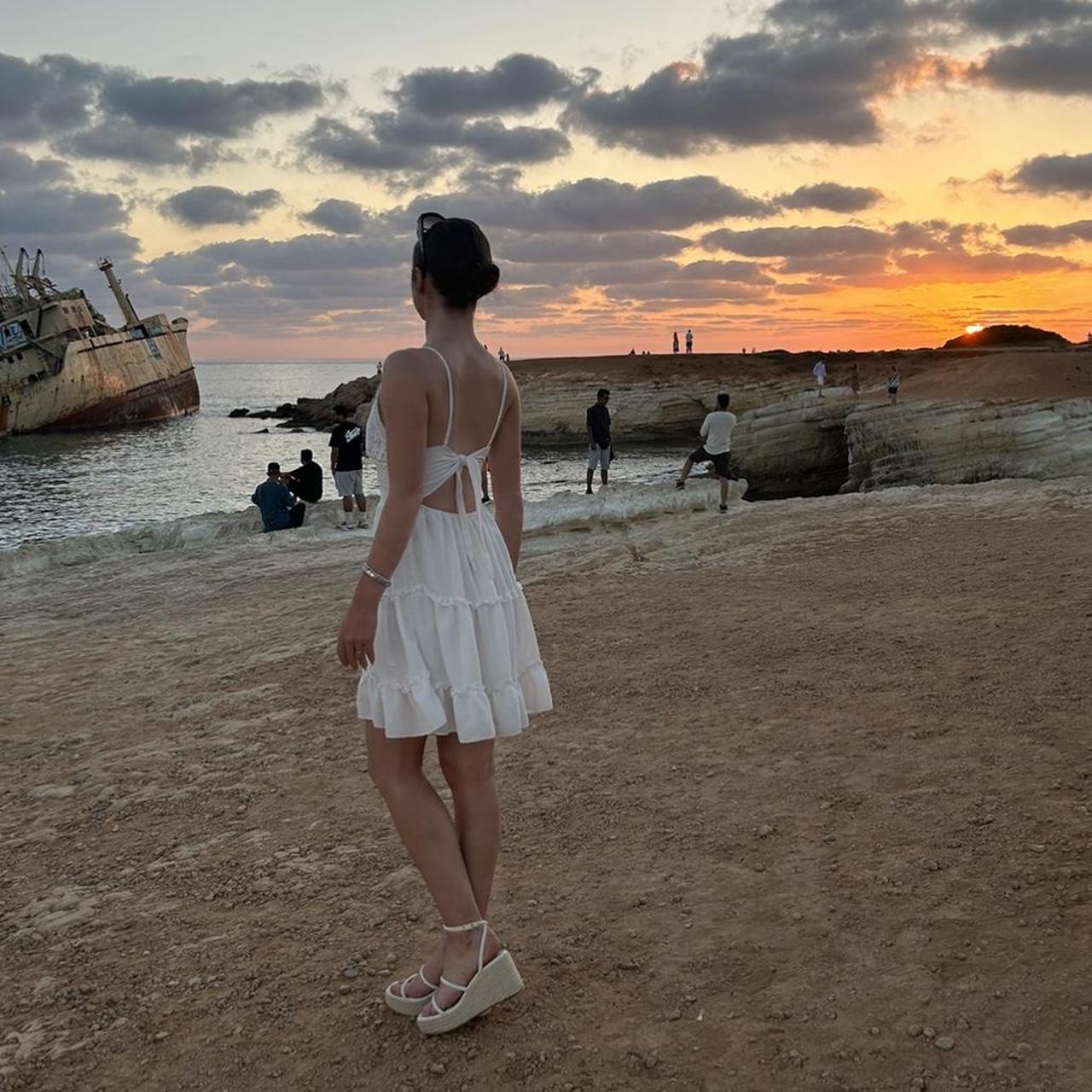 White summer dress worn a few times, size 6/8 - Depop