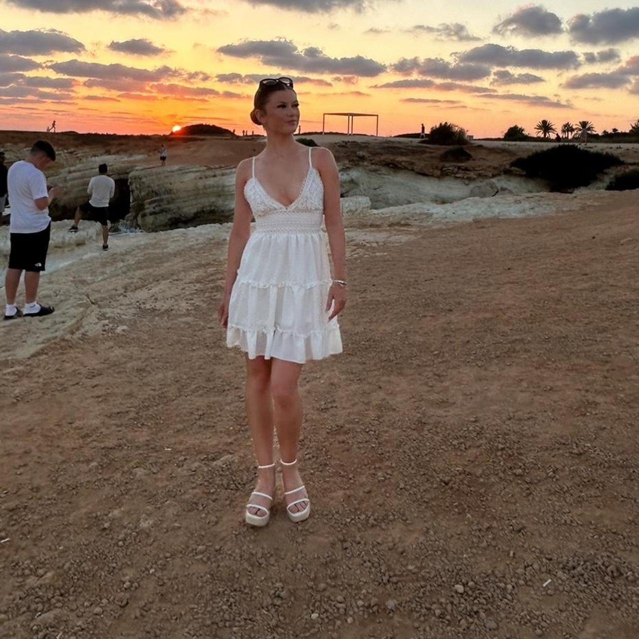 White summer dress worn a few times, size 6/8 - Depop