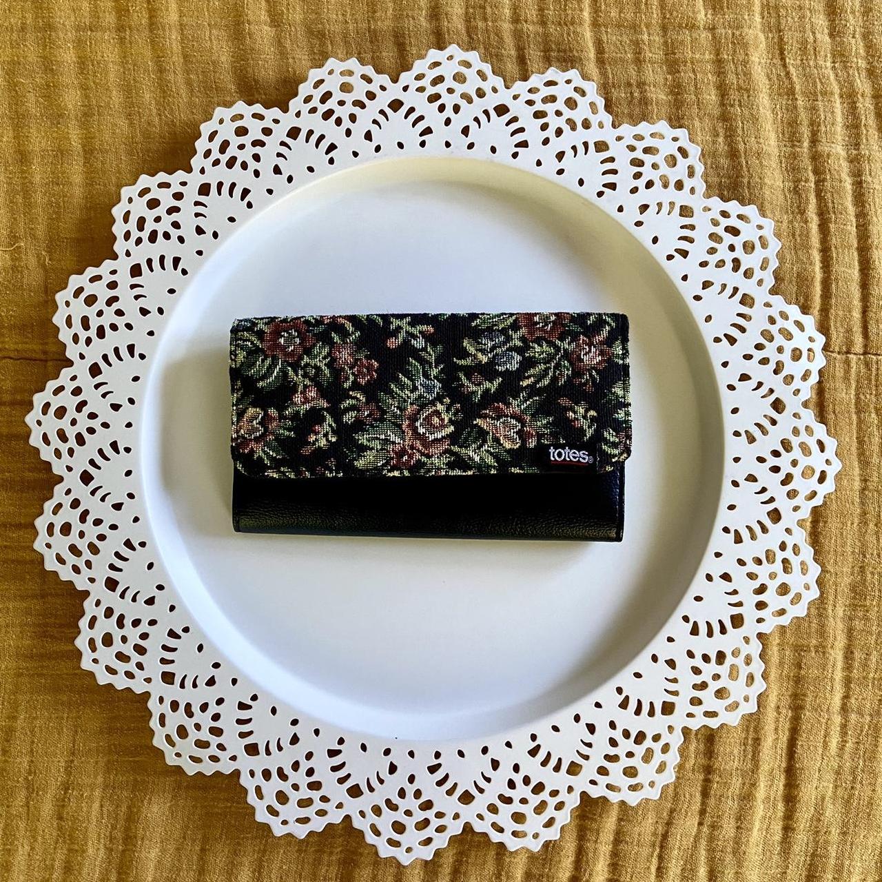 NWOT Vintage Floral Tapestry Wallet by Totes.... - Depop