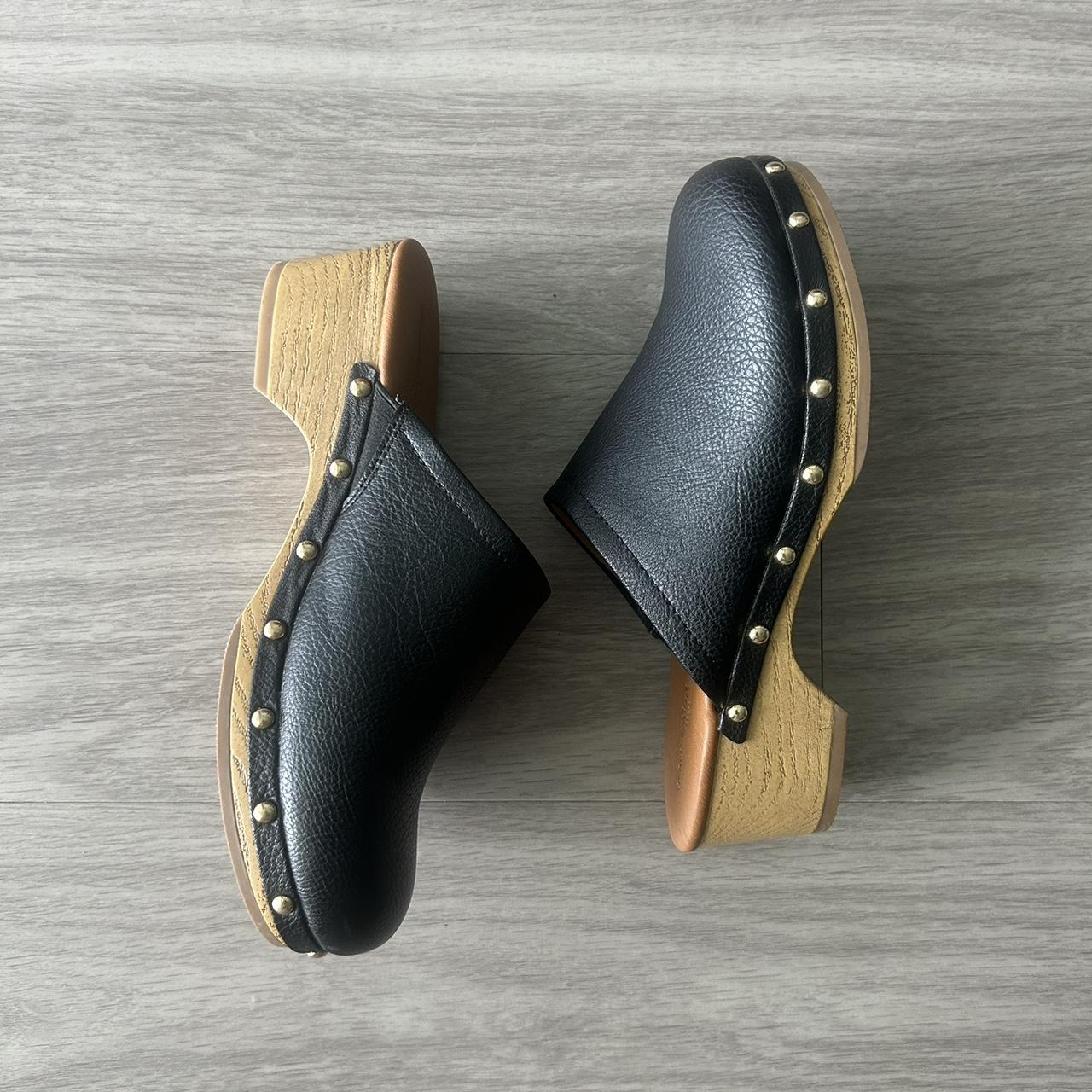 Universal Thread Women's Black and Tan Clogs | Depop