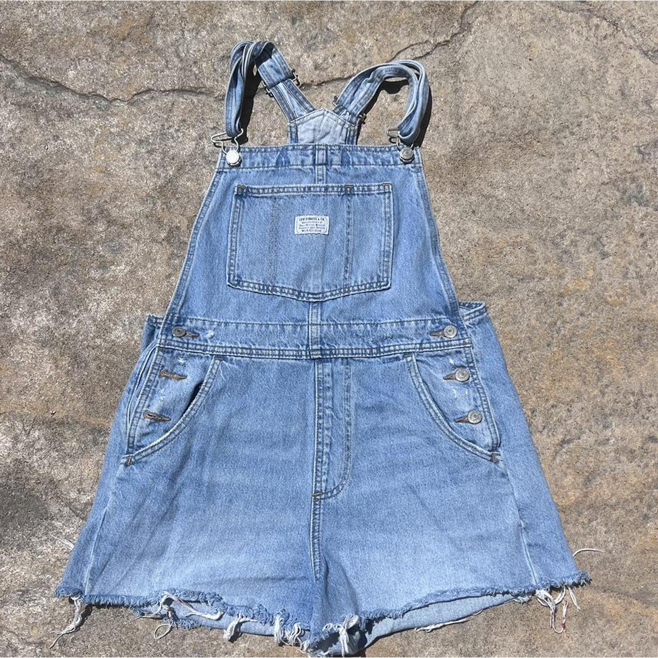 Super Cute Levi’s Overall Shorts - Depop