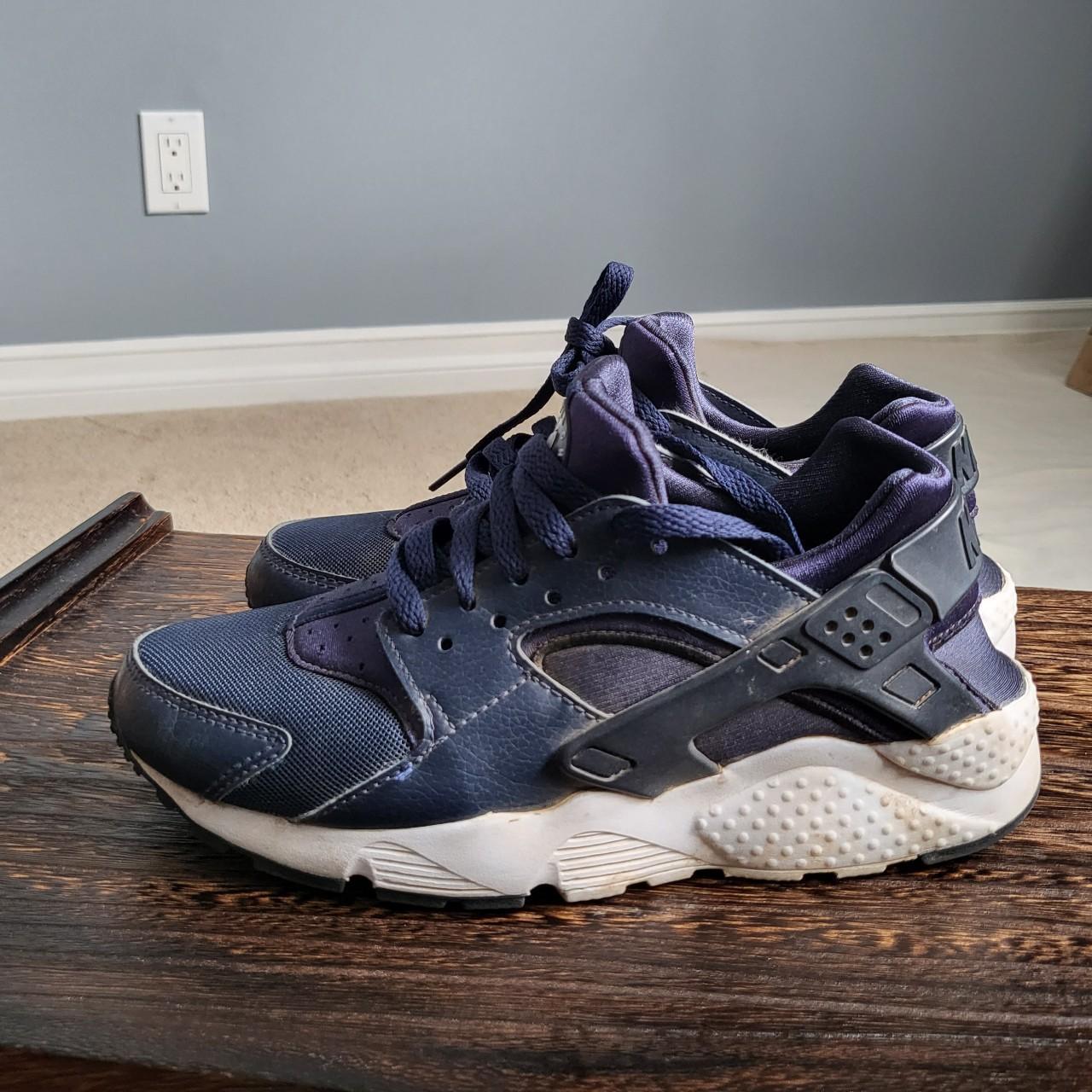 Nike Women's Navy Trainers | Depop