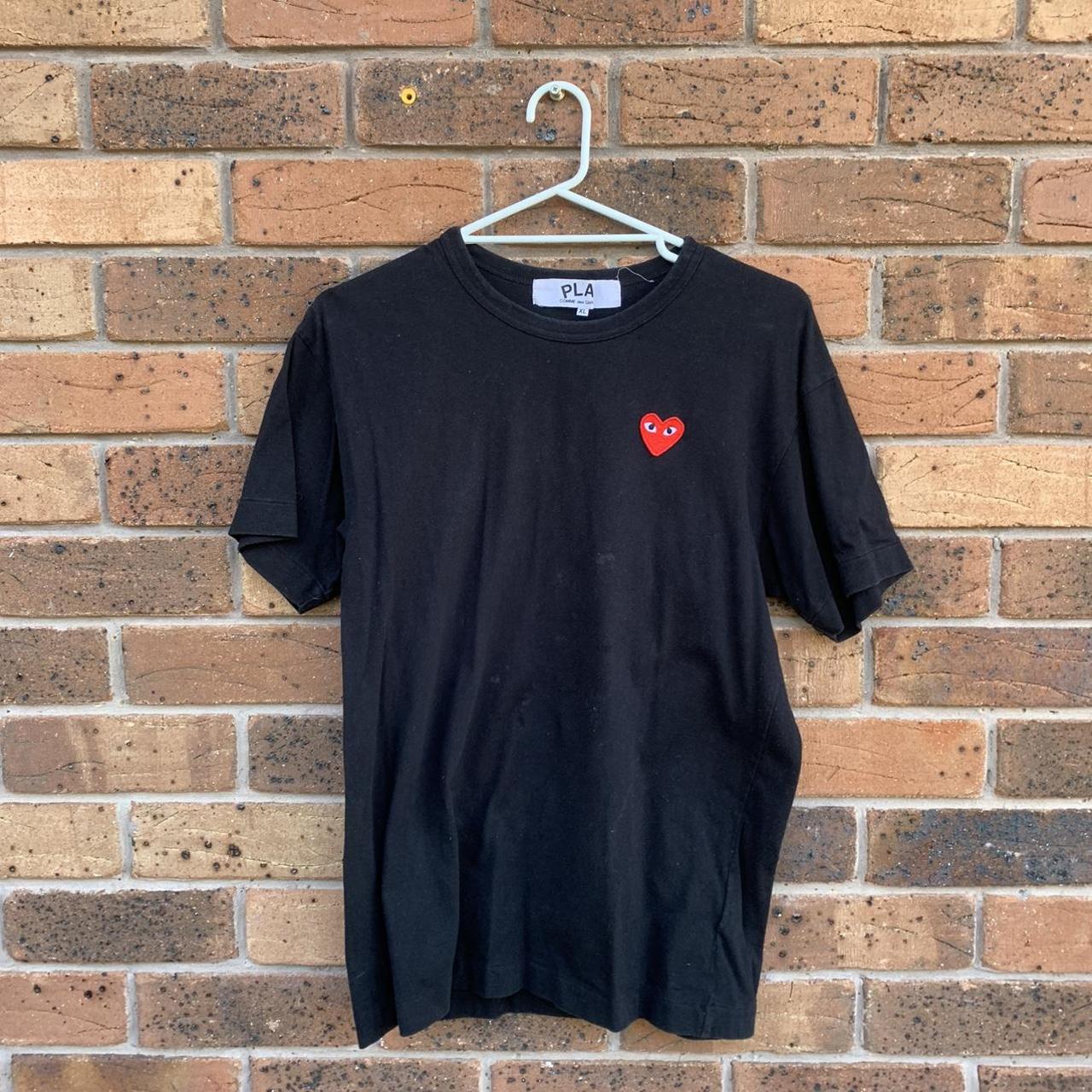 CDG PLAY TEE - Depop