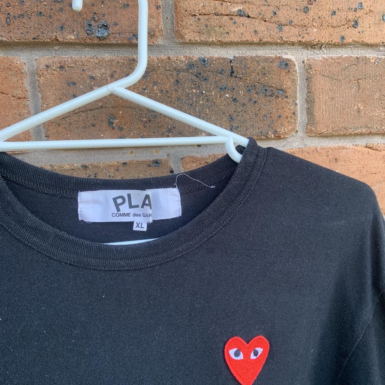 CDG PLAY TEE - Depop