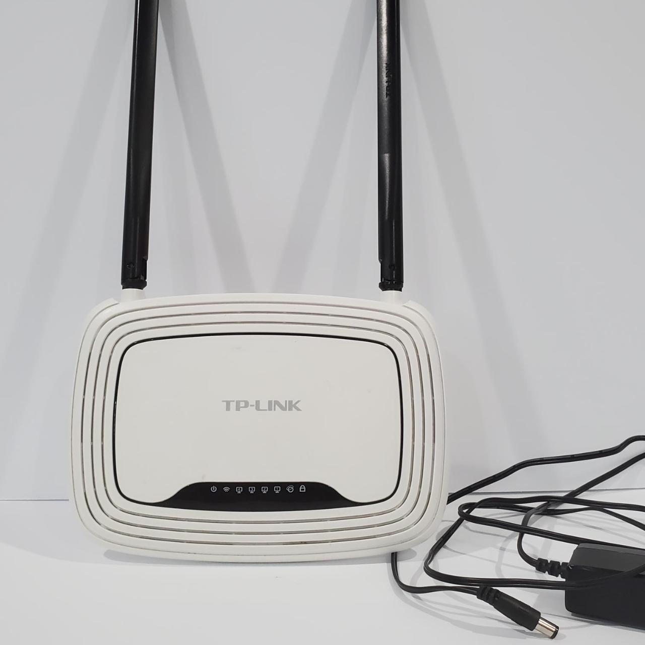 TP-LINK 300Mbps Wireless N Router - TL-WR841N. Light... - Depop