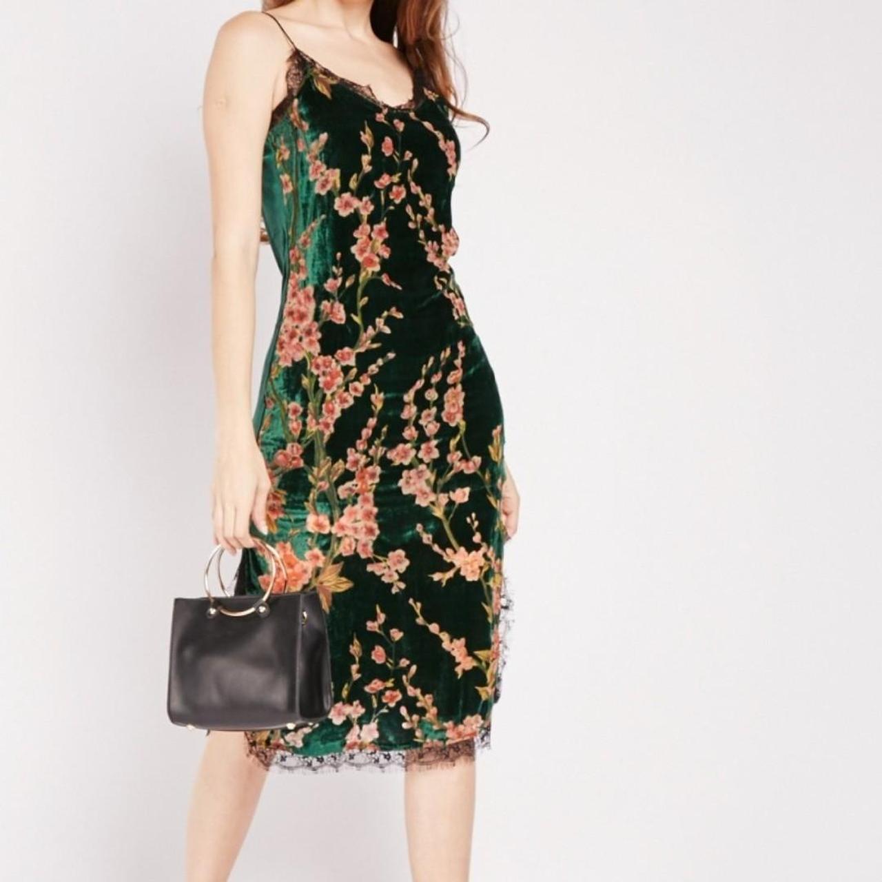 Gorgeous velvet bodycon dress. Lace rim. Size small - Depop