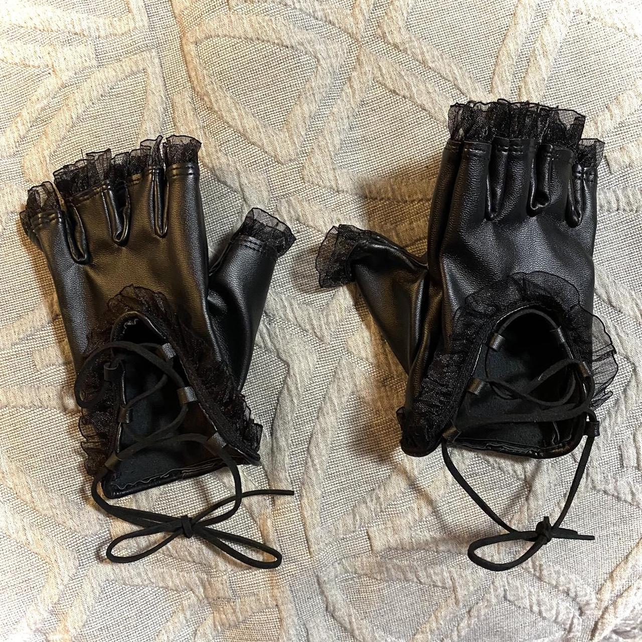 PAIR OF BLACK RUFFLE GLOVES! 🖤 Bought from spirit... - Depop