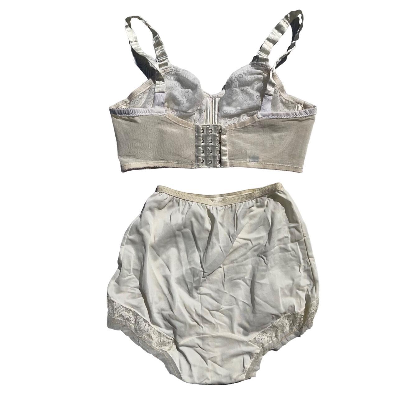 Vintage Bali Sno-Flake Union-Made SIZE 34D Underwire... - Depop