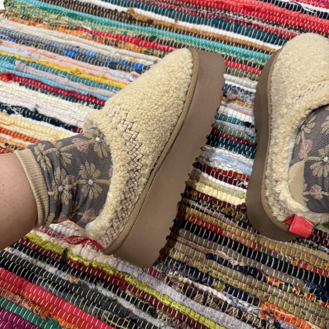 no brand name plate form boot slippers size 8 but... - Depop