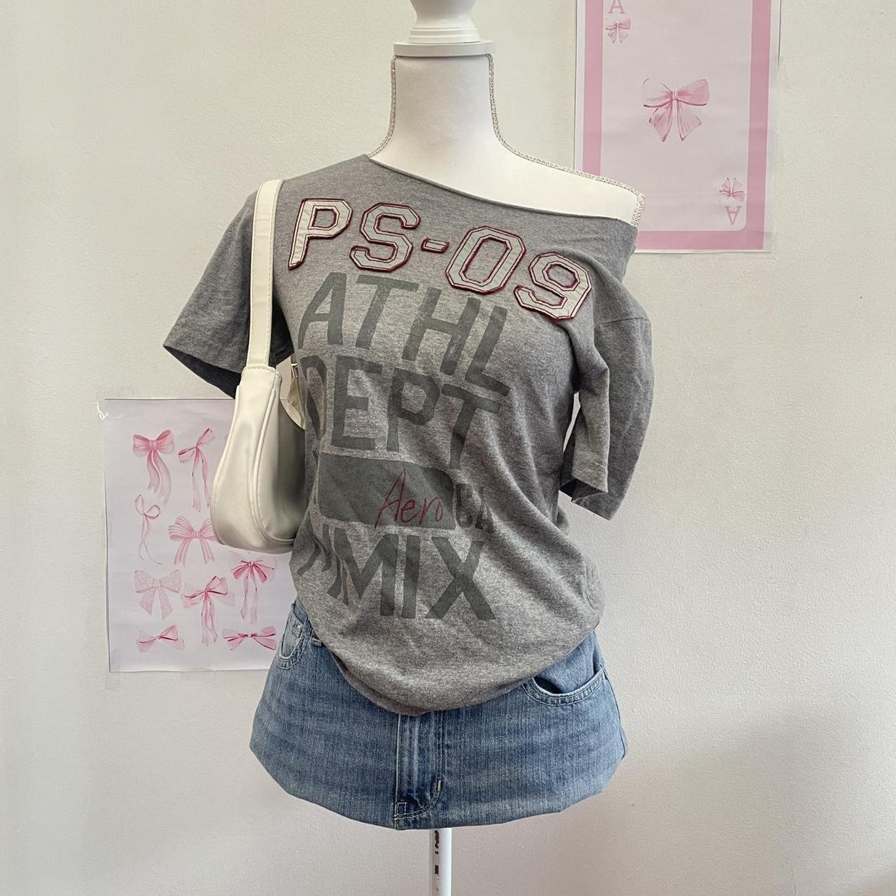 🐨2000s graphic offshoulder tee🐨 Adorable vintage... - Depop