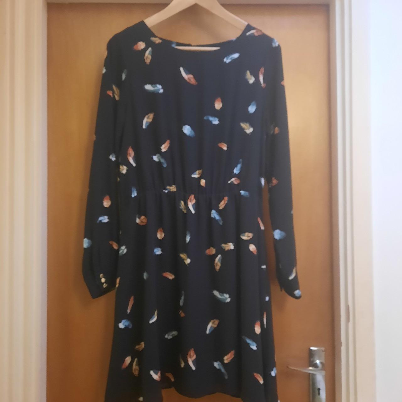 Fun Oasis dress with lovely feather pattern. Elastic... - Depop