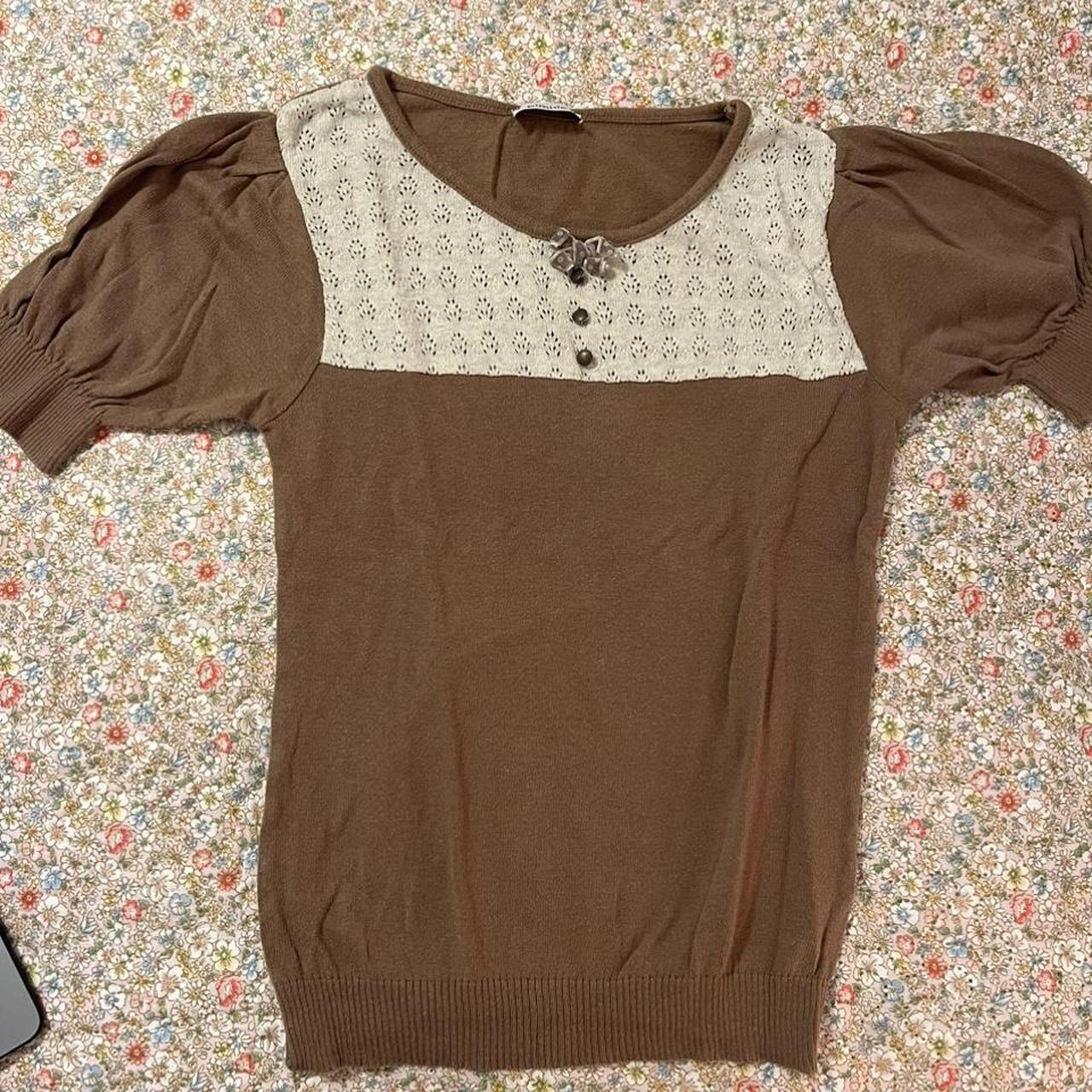 Super cute brown 2000s top with pretty... - Depop