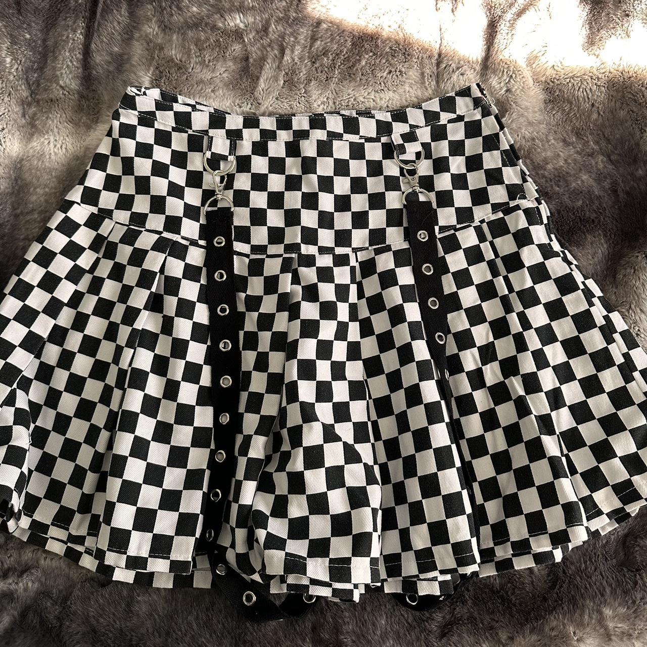 Hot topic checkered skirt 🖤🤍 Size/ SM never worn it... - Depop