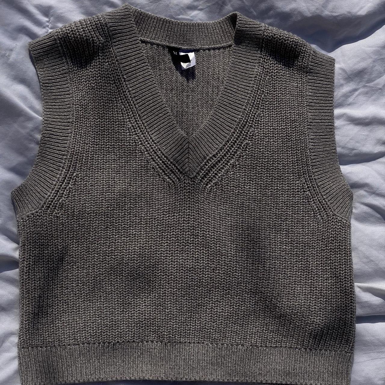 Grey sweater vest - Depop