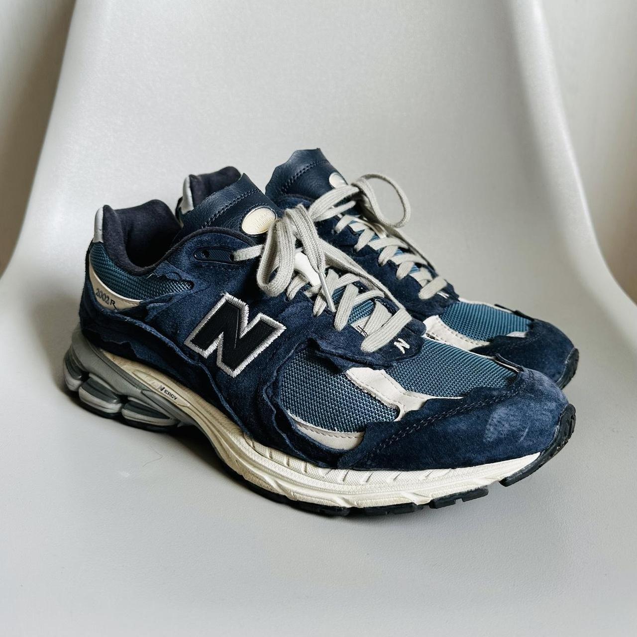 New Balance Men's Navy and Blue Trainers | Depop