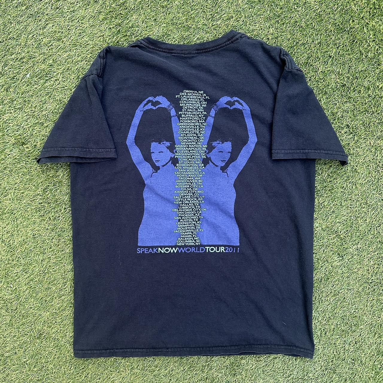 2011 Taylor Swift tour tee shirt. Size small and is... - Depop