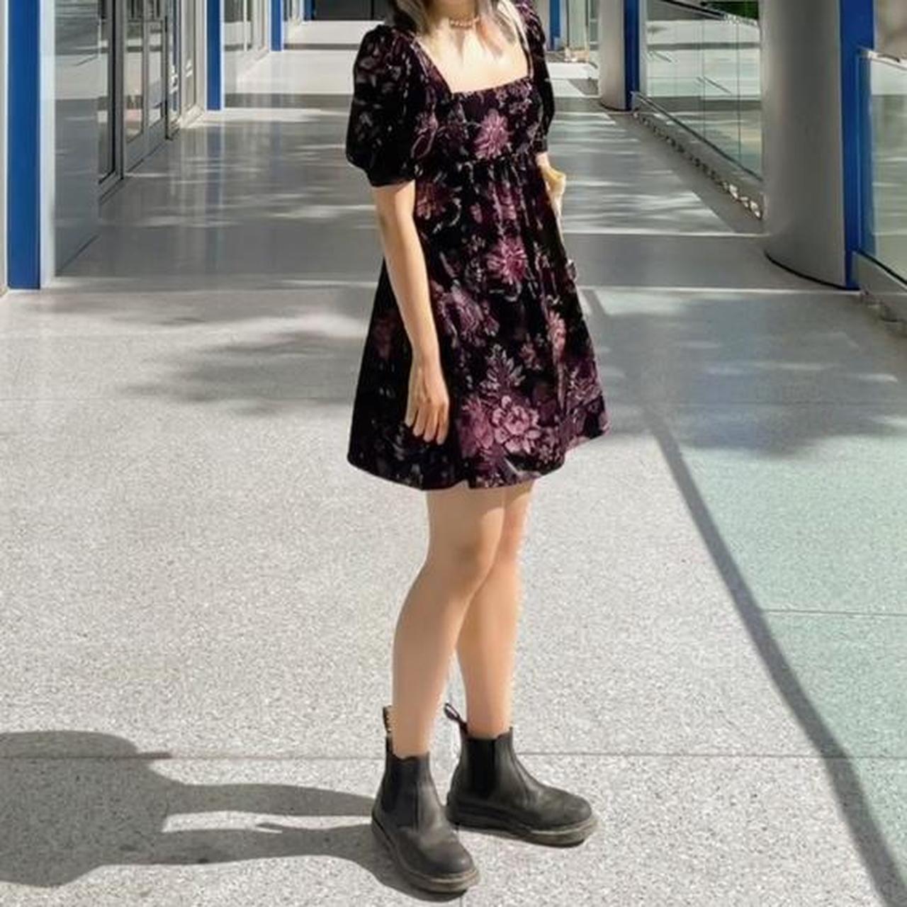 Cute velvet dress from Urban Outfitters. Size S - Depop