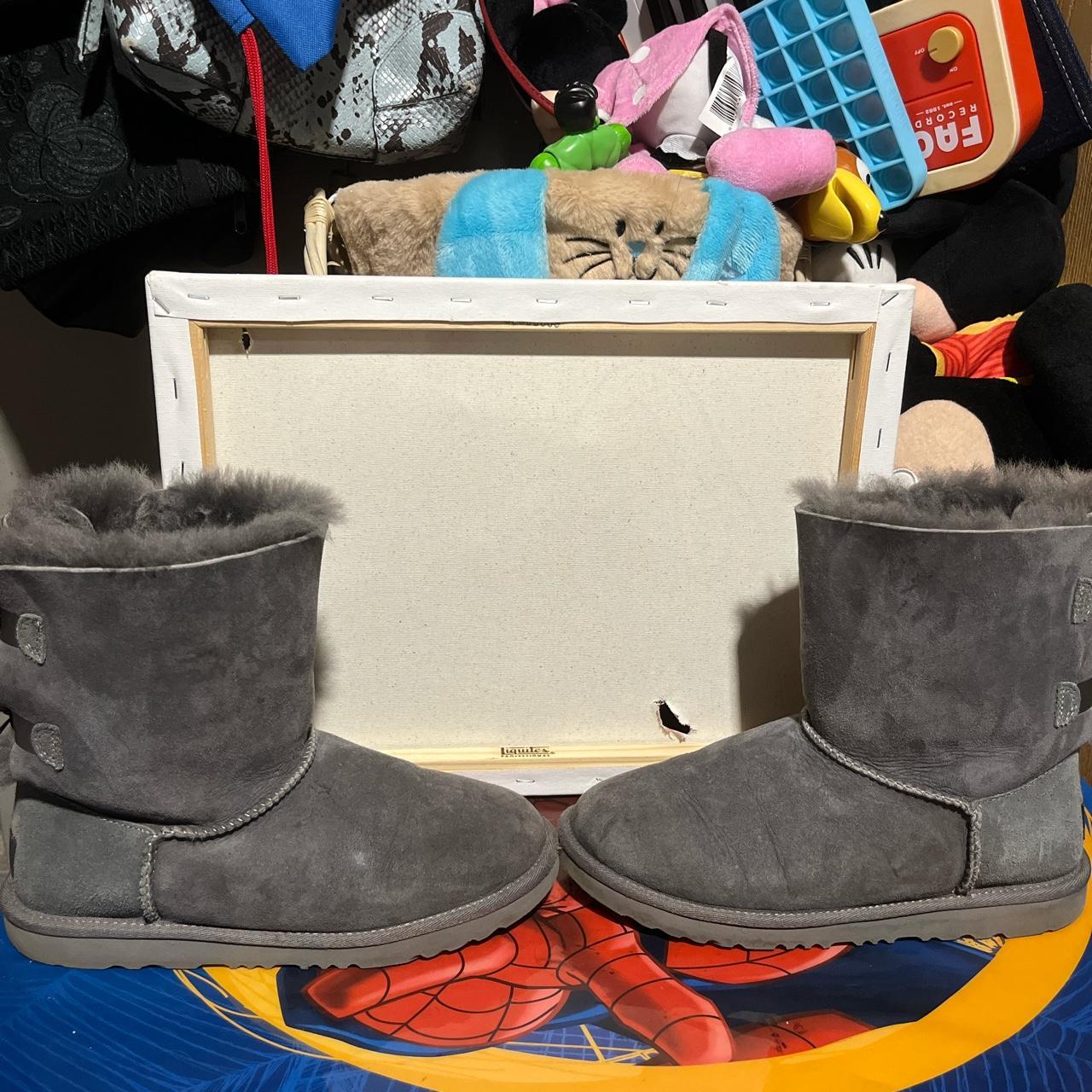 Women’s size 6 gray uggs with bows in back In very... - Depop