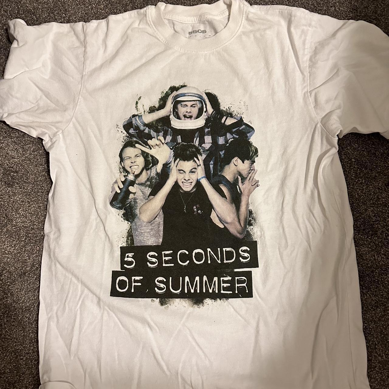 5sos sounds live feels live tour t shirt size medium... - Depop
