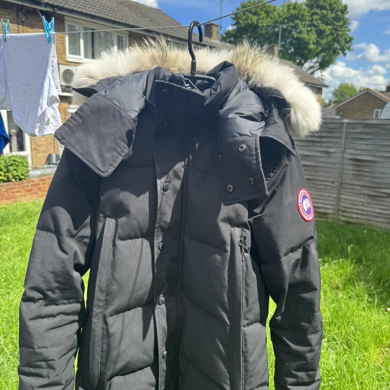 REAL CANADA GOOSE ZIPPER BROKEN BUT CAN STILL ZIP UP... - Depop