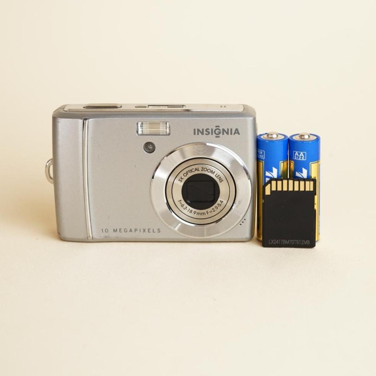 Insignia DSC1110 | 10MP Digital camera with a SD... - Depop